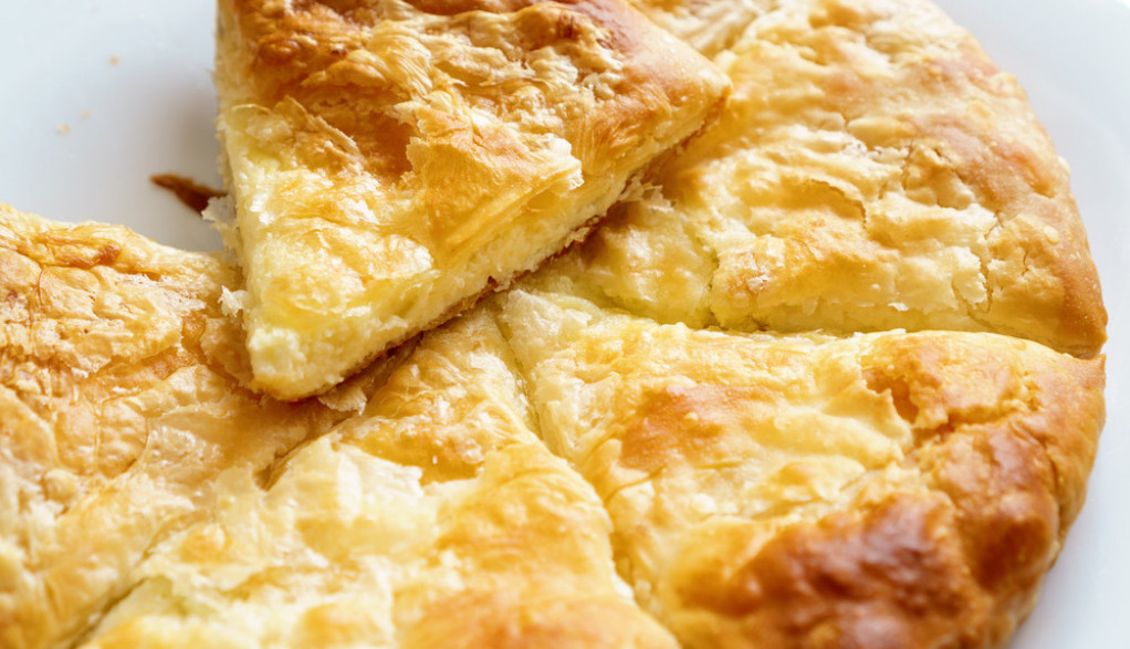 PRAZAN BUREK Hrskavih kora i fenomenalnog ukusa, za savršen doručak ...