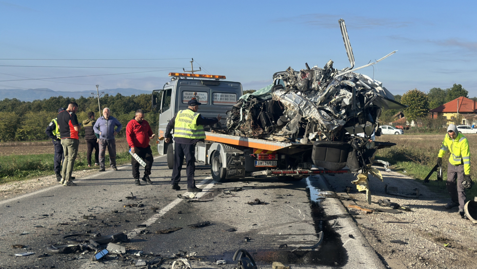 AUTOMOBIL SMRSKAN DO NEPREPOZNATLJIVOSTI, AUTOBUS ZAVRŠIO U KANALU Prve ...