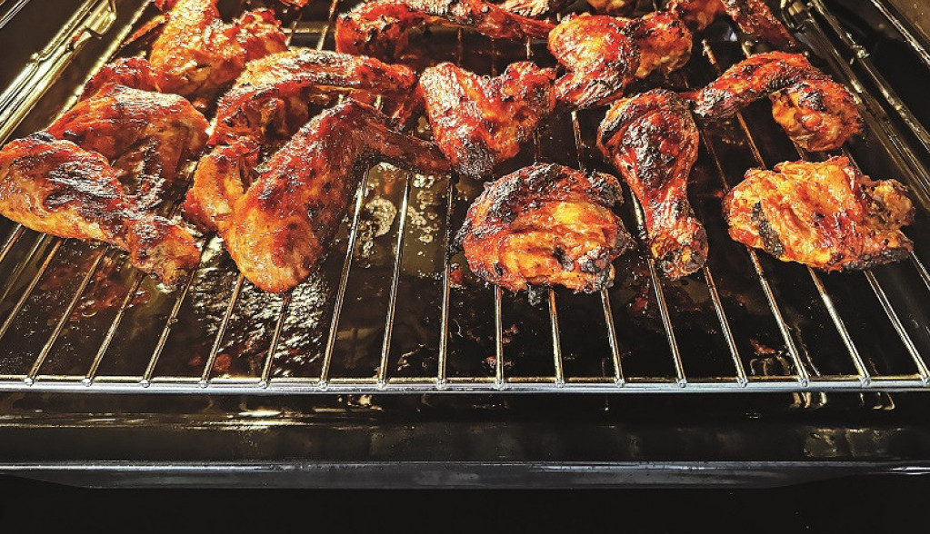 SLASNA KRILCA IZ RERNE Savršeno hrskava, a meso se lepi za prste | Lajk.rs – Lajk.rs