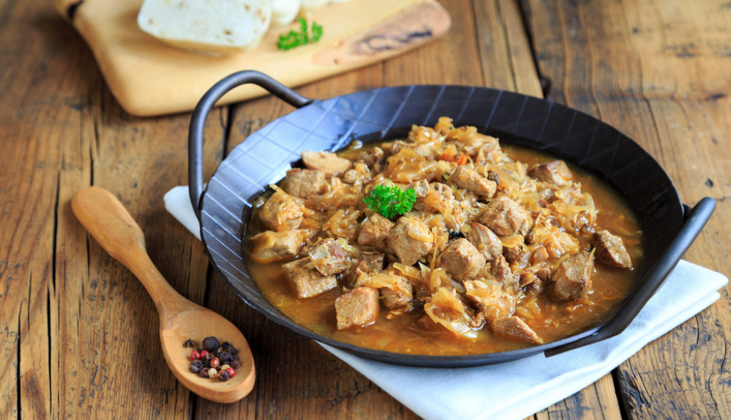 SEGEDINSKI GULAŠ SA SUVIM ŠLJIVAMA RUČAK KOJI SE PAMTI Gastronomski ...